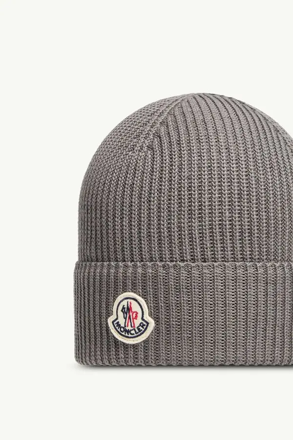Moncler Logo Patch Ribbed Beanie - Grey
