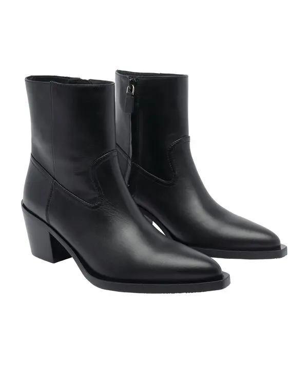 STUART WEITZMAN Tate Pointed Toe Zip Up Block Heel Bootie