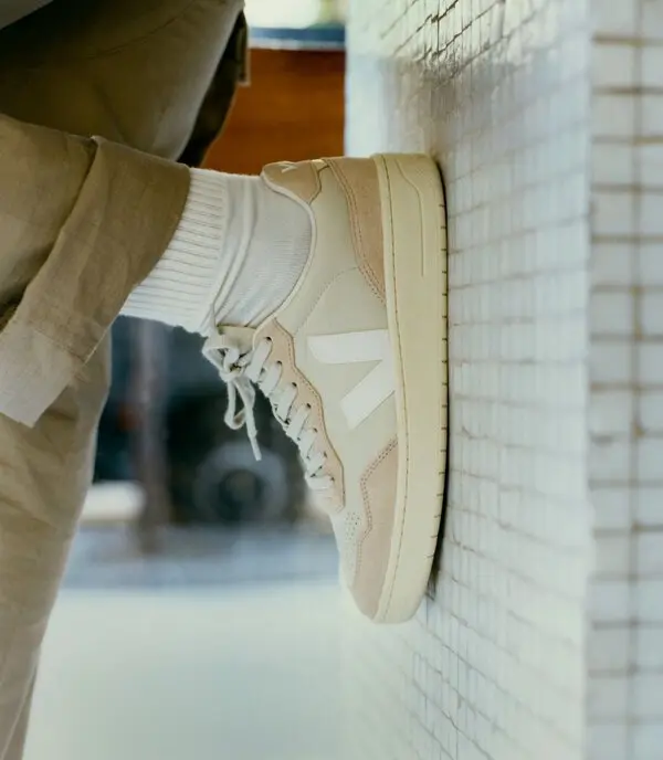 VEJA V-90 Low-top Lace-up Sneakers