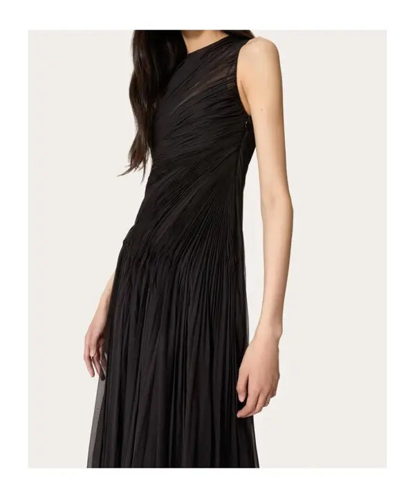 Valentino Garavani Round Neck Sleeveless Gown