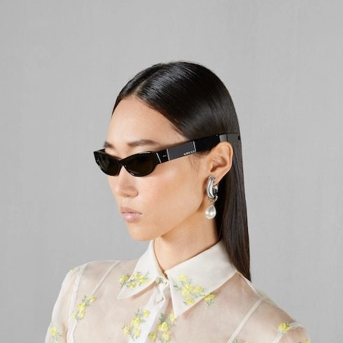 Gucci Cat Eye Framed Sunglasses - Black