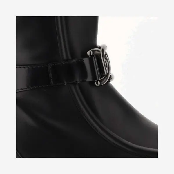 TOD'S Round Toe Zip Up Ankle Boots With Logo Clasp