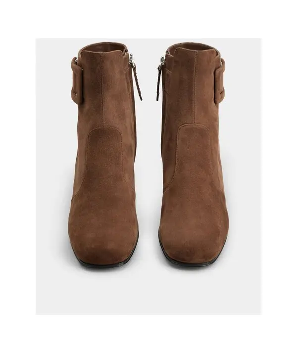 ROGER VIVIER Très Vivier Buckled Ankle Boots