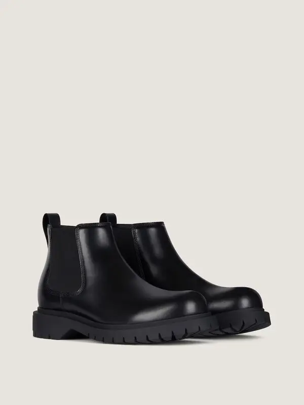 Givenchy Chelsea Boots With Embossed Logo - Black