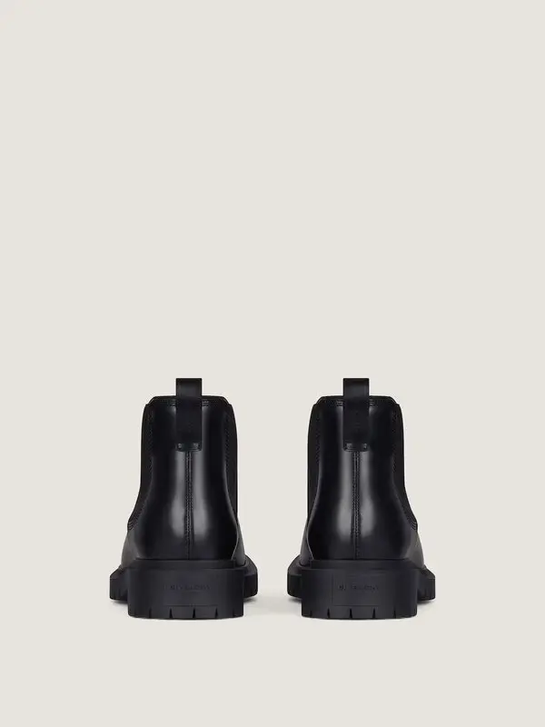 Givenchy Chelsea Boots With Embossed Logo - Black