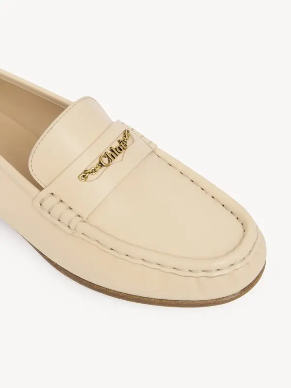 Chloé Chain Loafers In Shiny Calfskin - Nude