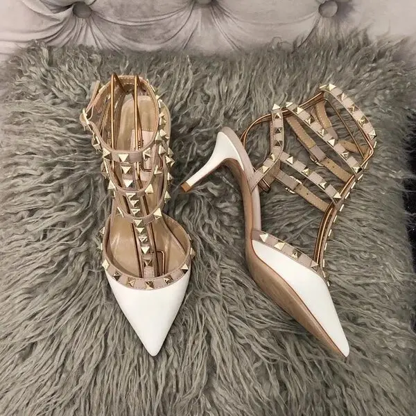 Valentino Garavani Rockstud Pointed Toe Pumps - Nude
