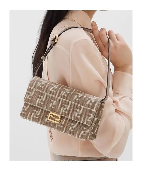 Fendi Baguette Wallet On Chain - Beige