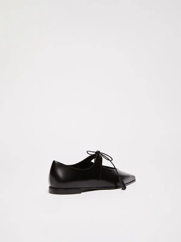 Max Mara Smooth Leather Ballerina Flats With Tassel Detail