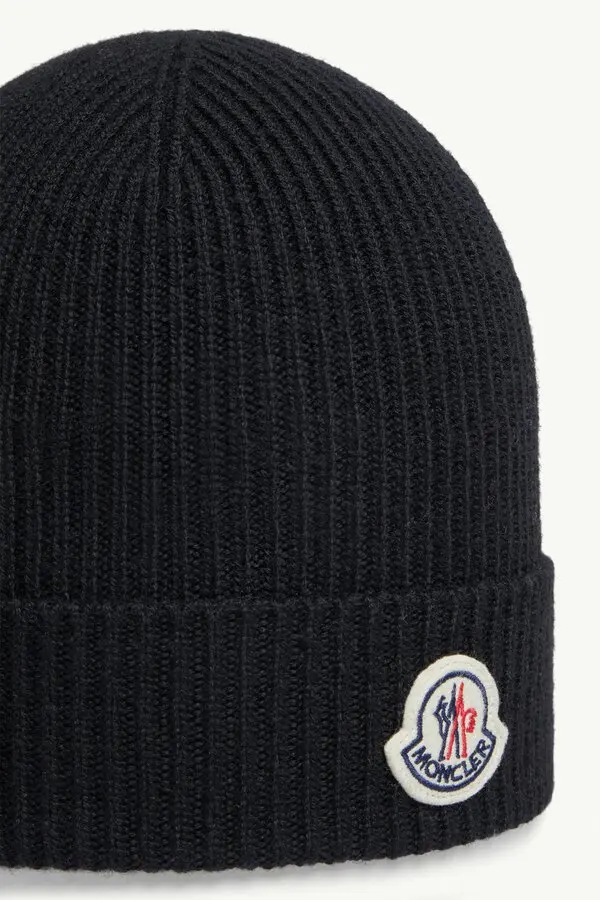 Moncler Logo Patch Knitted Beanie - Black