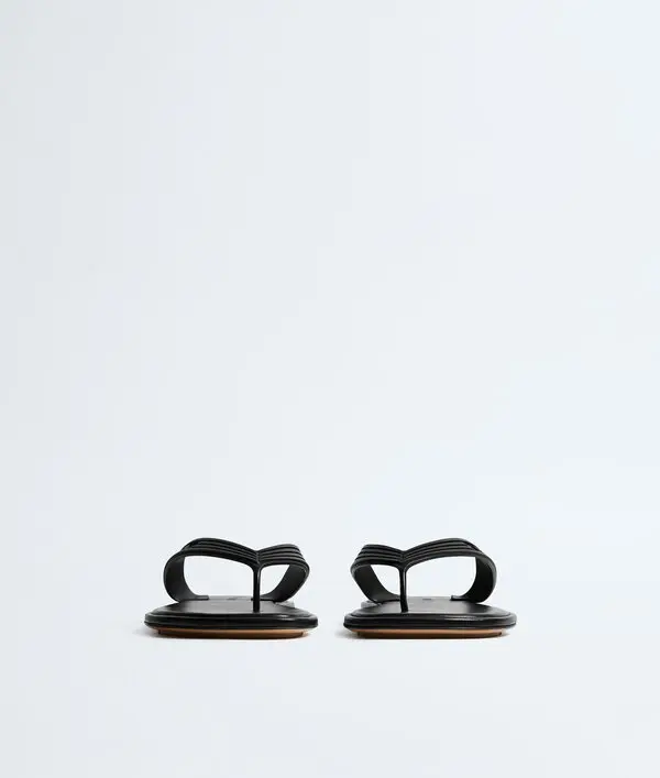 Bottega Veneta Matte Rubber Flat Thongs With Nappa Leather Insoles - Black