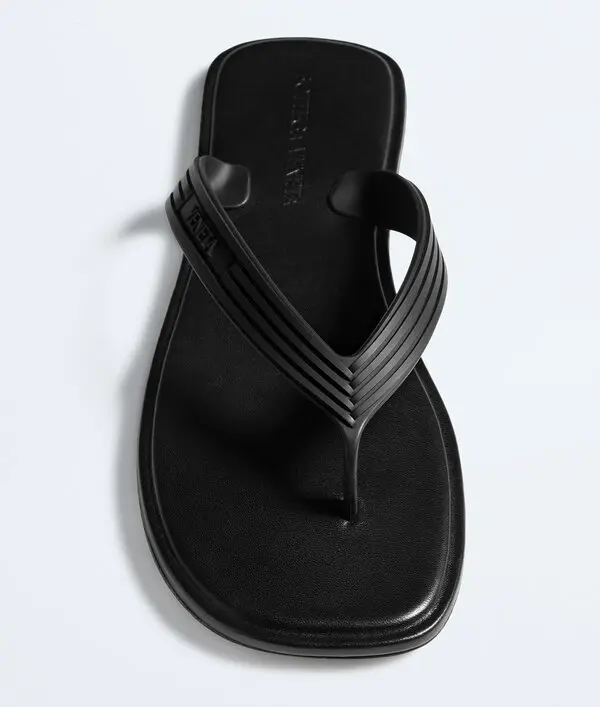 Bottega Veneta Matte Rubber Flat Thongs With Nappa Leather Insoles - Black