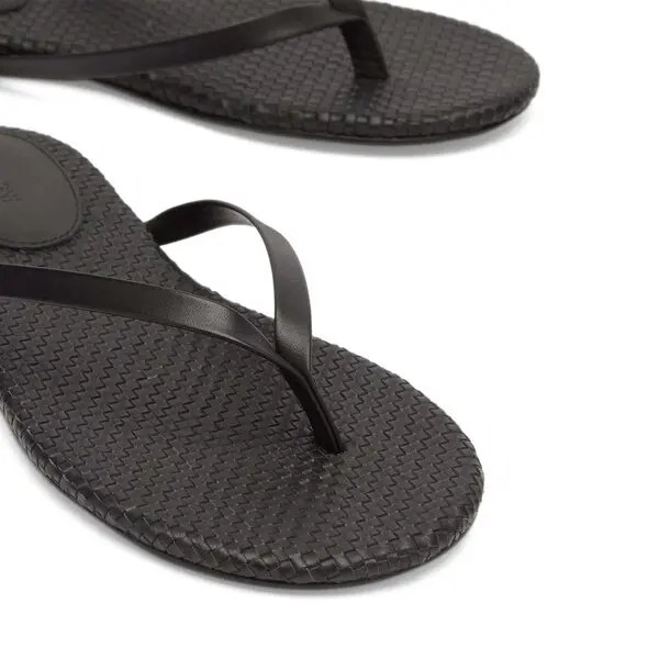 ST. AGNI Round Toe Flat Sandals