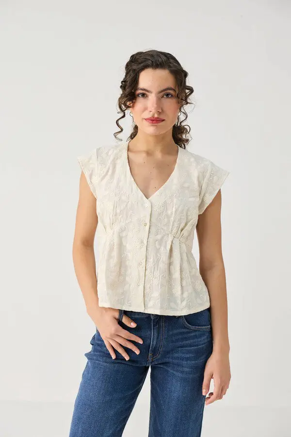 REISTOR Embroidered V-neck Top