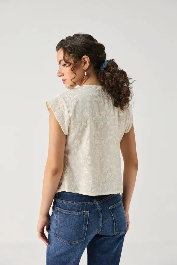 REISTOR Embroidered V-neck Top