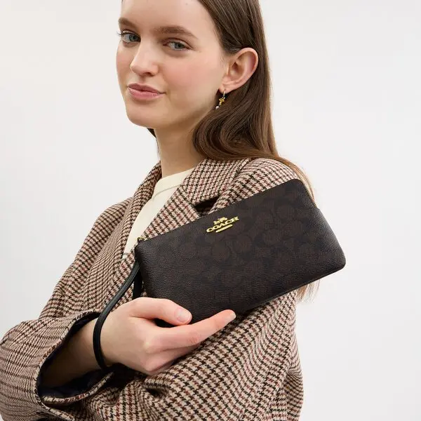 COACH OUTLET Coach Signature Canvas Corner Zip Wristlet - Gold/walnut/black