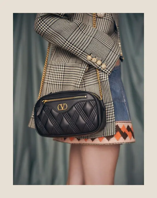 Valentino Garavani Quilted Vlogo Shoulder Bag - Black