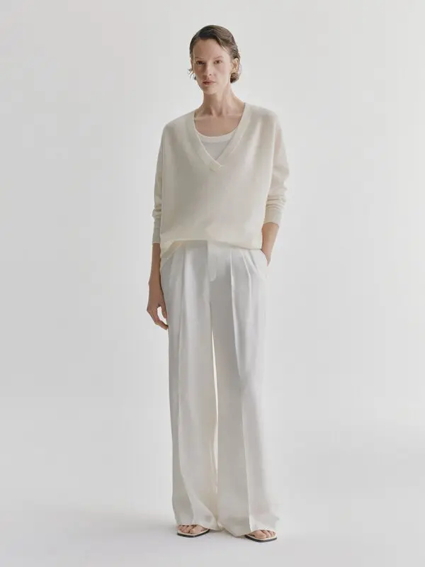 LISA YANG The Kenny V-neck Cashmere Sweater