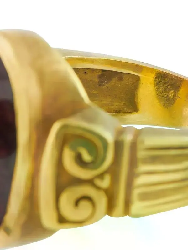 LB EXCLUSIVE 18k Yellow Cabochon-cut Ruby Ring
