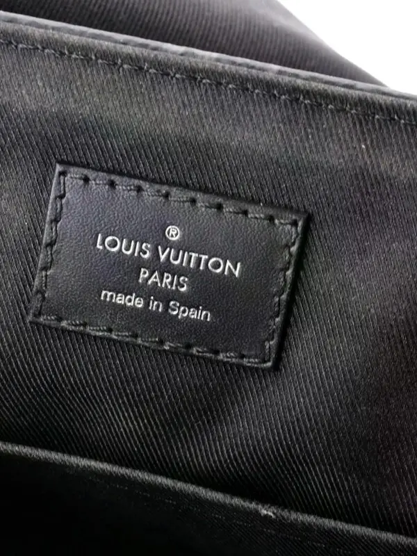 LOUIS VUITTON District Messenger Bag