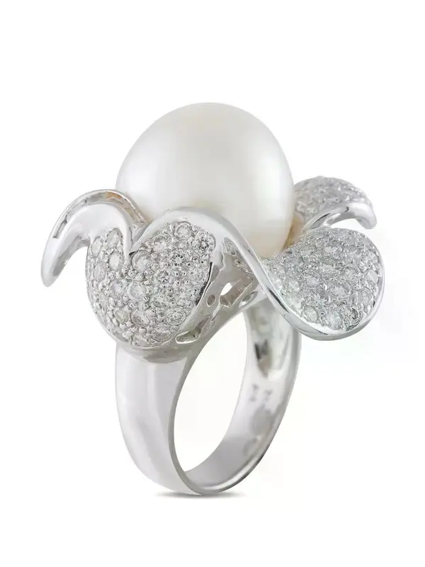 LB EXCLUSIVE 18k White Gold Pearl And Diamond Floral Ring