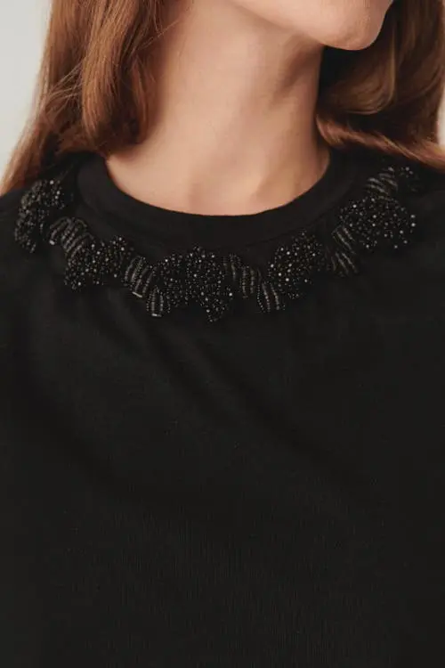 EXQUISE Liliana Knit T-shirt With Embellished Neckline