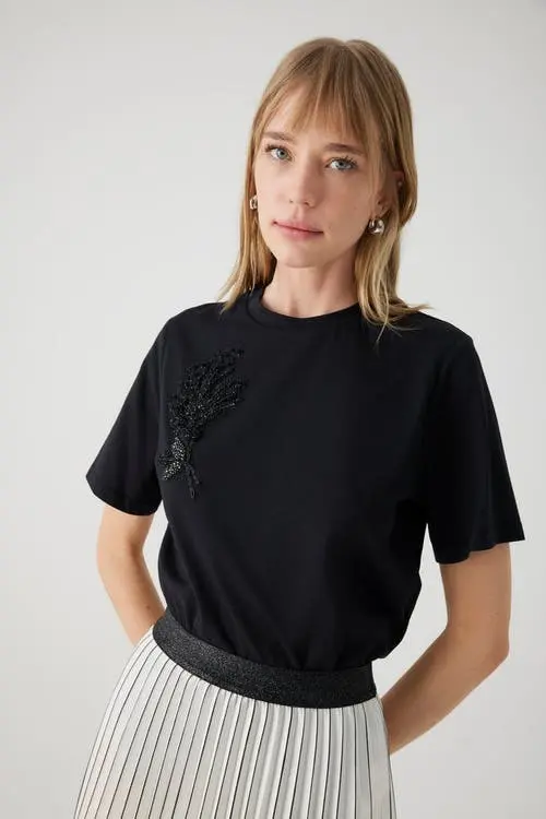 EXQUISE Regular Embroidered Crew Neck T-shirt - Black