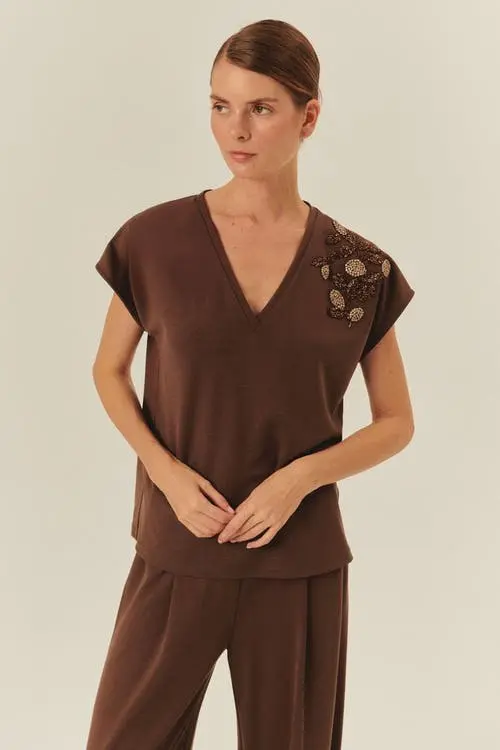 EXQUISE Oaklyn Embellished V-neck T-shirt