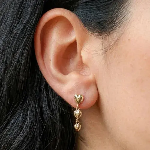 THE LOVERY Graduating Heart Dangle Earrings