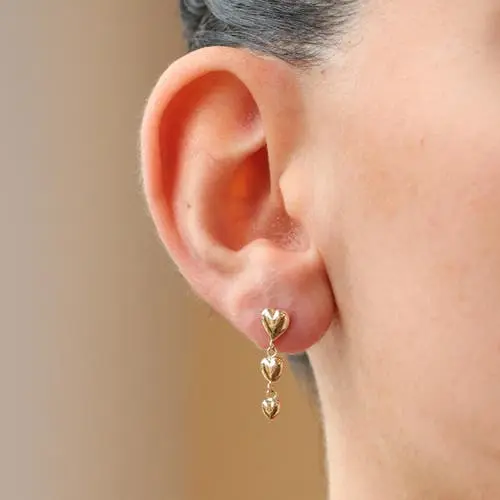 THE LOVERY Graduating Heart Dangle Earrings