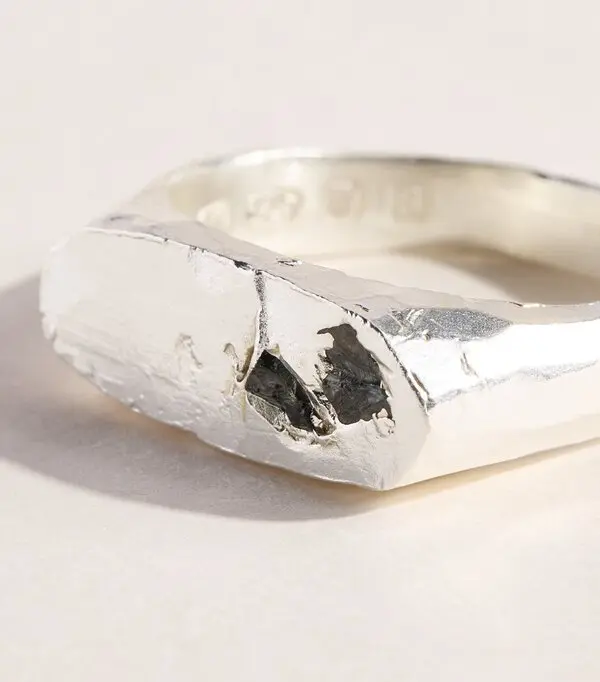 THE OUZE Sterling Oval Signet Ring With Sapphires