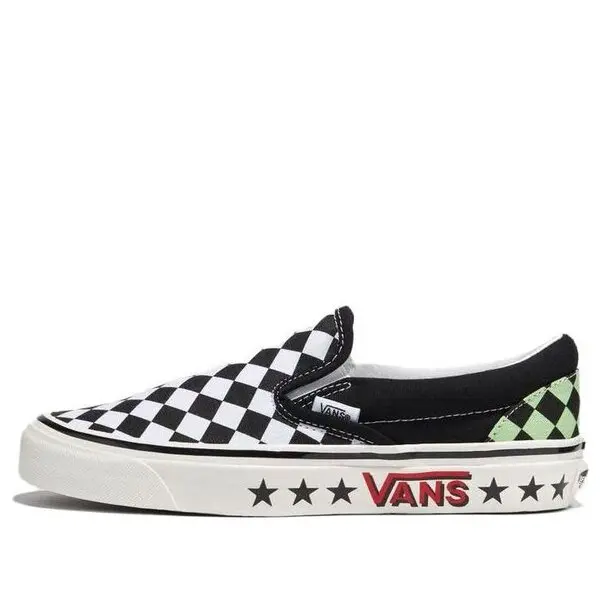 VANS Classic Slip-on Sneakers - Black/white