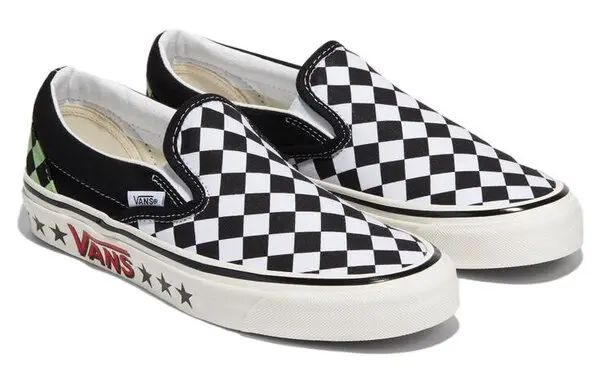 VANS Classic Slip-on Sneakers - Black/white