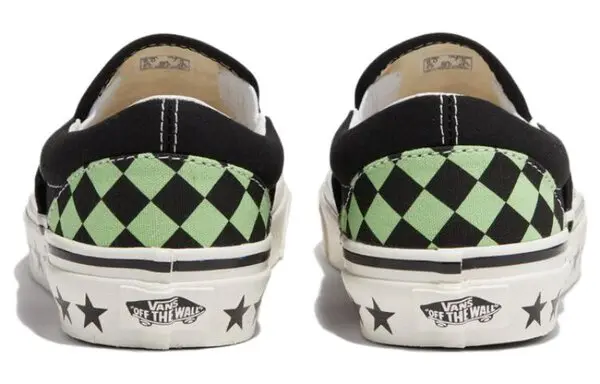 VANS Classic Slip-on Sneakers - Black/white