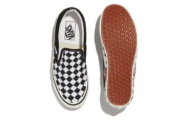 VANS Classic Slip-on Sneakers - Black/white
