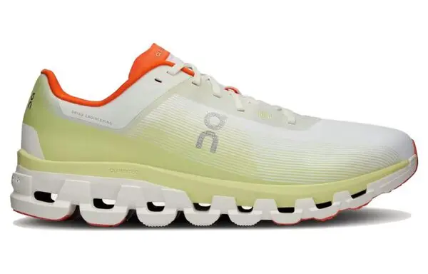 On Cloudflow 4 Sneakers - White/hay