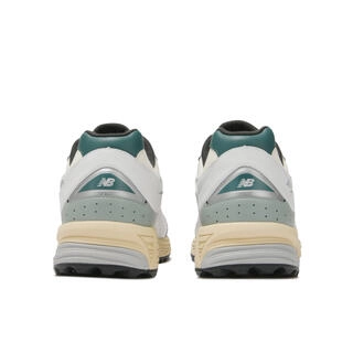 NEW BALANCE 2002r Sneakers - White/green