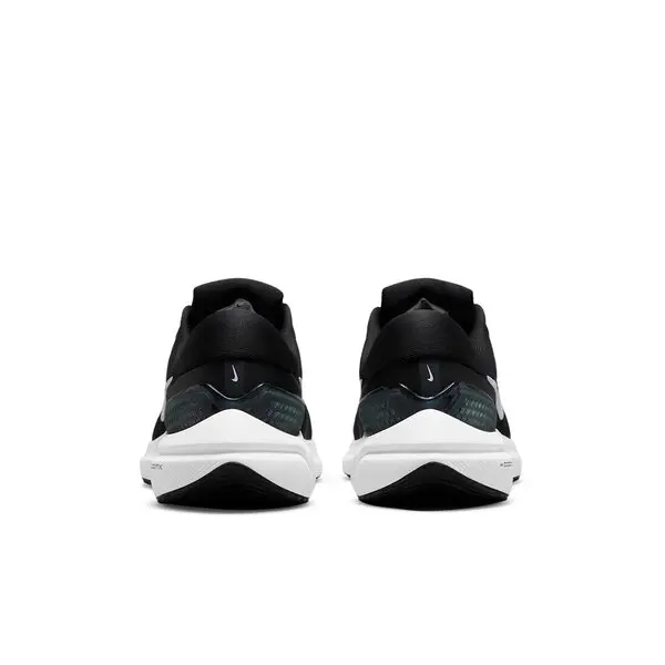 Nike Zoom Vomero 16 Low Top Sneakers
