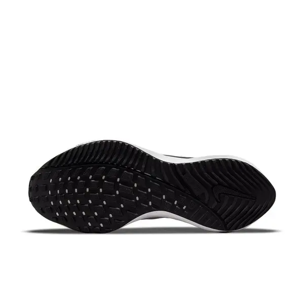Nike Zoom Vomero 16 Low Top Sneakers