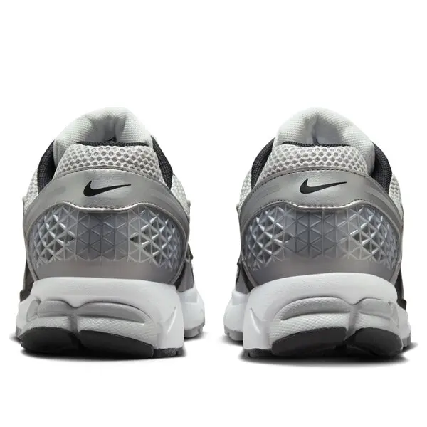 Nike Zoom Vomero - Metallic Silver/black