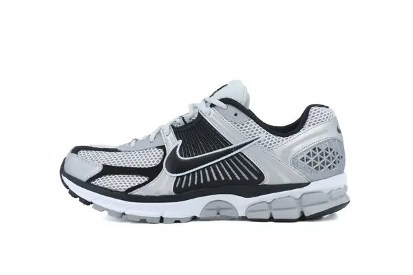 Nike Zoom Vomero - Metallic Silver/black