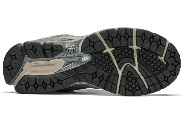 NEW BALANCE 2002r Pouch Sneakers - Gray/silver