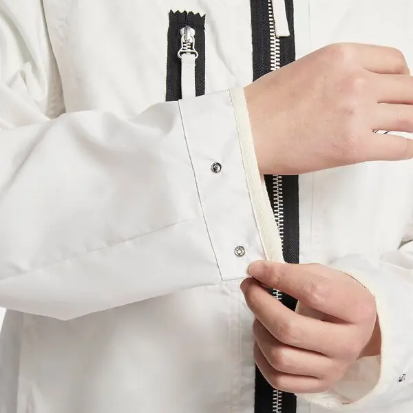 Nike Lightweight Basketball Jacket With Zip-up Closure