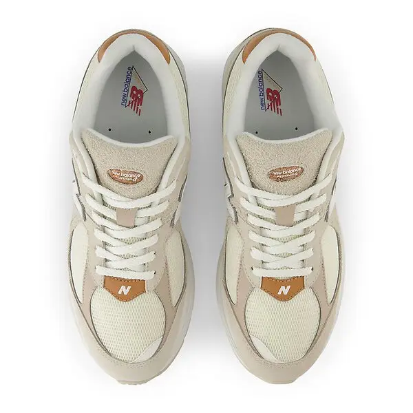 NEW BALANCE 2002r Low Top Sneakers - Beige/white