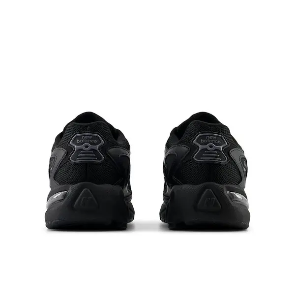 NEW BALANCE 725 Sneakers - Black