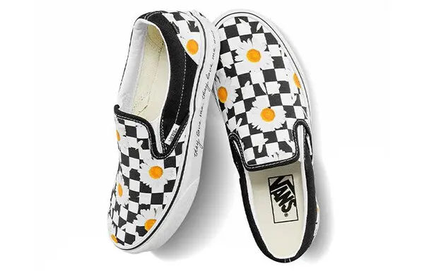 VANS Classic Slip-on 'love Me, Love Me Not' Sneakers - Black/white