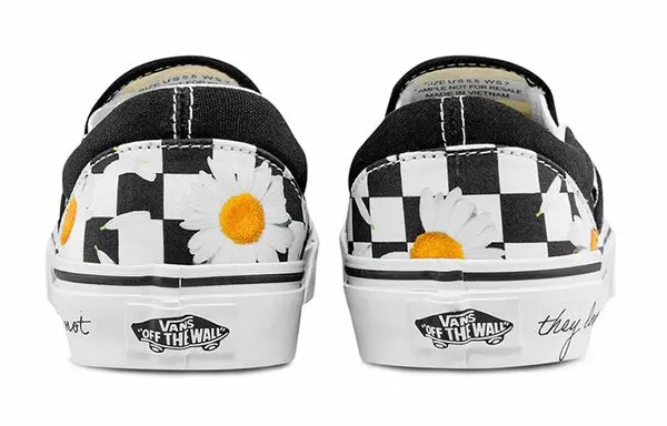 VANS Classic Slip-on 'love Me, Love Me Not' Sneakers - Black/white