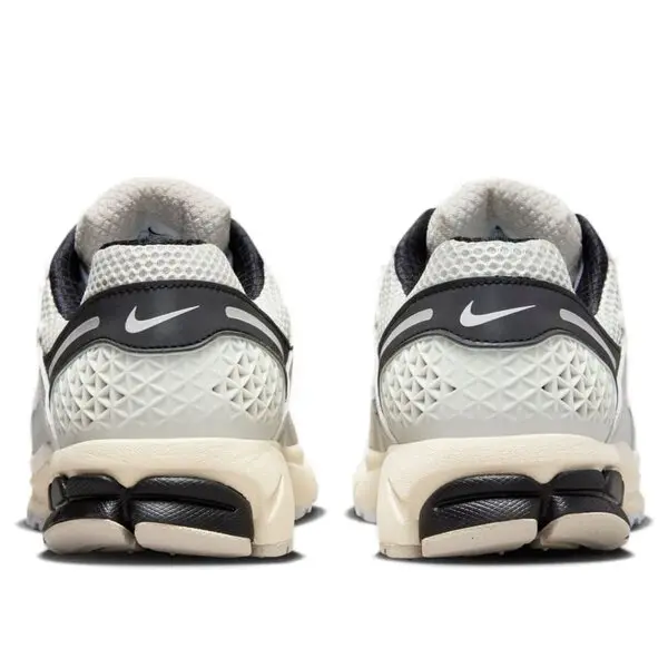 Nike Zoom Vomero 'supersonic' Sneakers - White/sail/light Bone