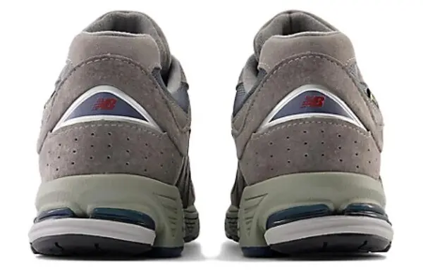 NEW BALANCE 2002r Gore-tex Low Top Sneakers - Brown