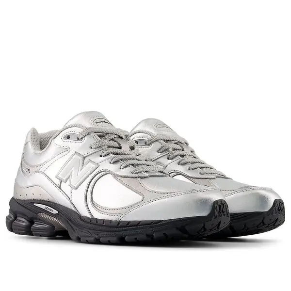 NEW BALANCE 2002r Sneakers - Metallic Silver/black